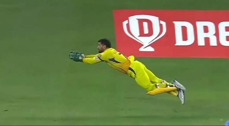 Watch | MS Dhoni takes a flying catch of Shreyas Iyer - Sweep Cricket